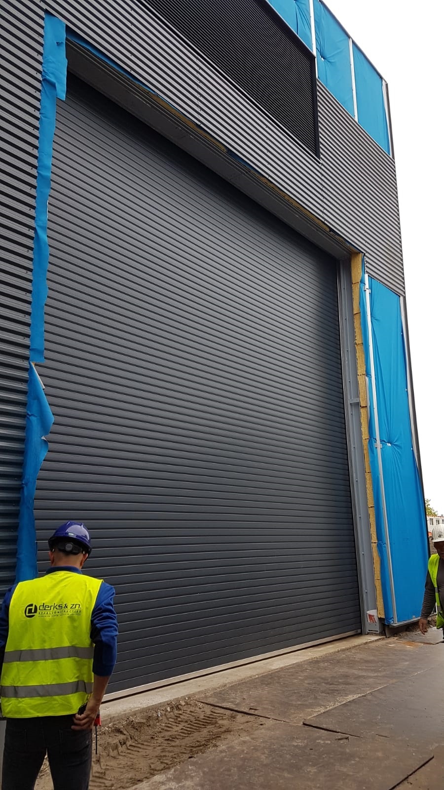 Grote stalen roldeur geplaatst in Haarlem. - Ton Smit Garage- en ...