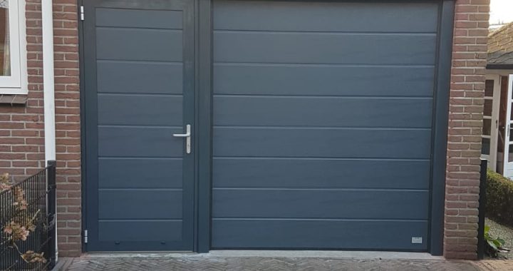 Een nieuwe onderhoudsarme garagedeur compleet met aparte loopdeur ...