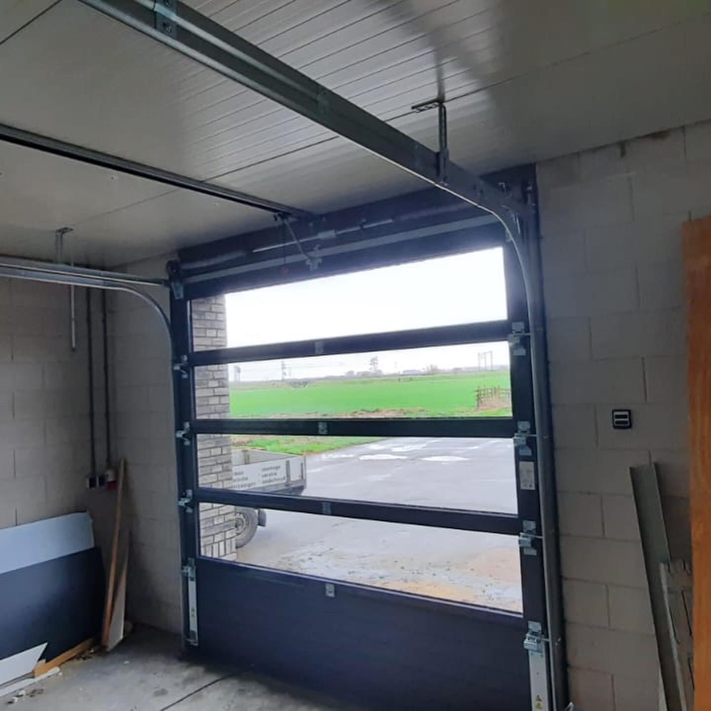 Topline garagedeur met glassecties uit één veld. - Ton Smit Garage- en ...