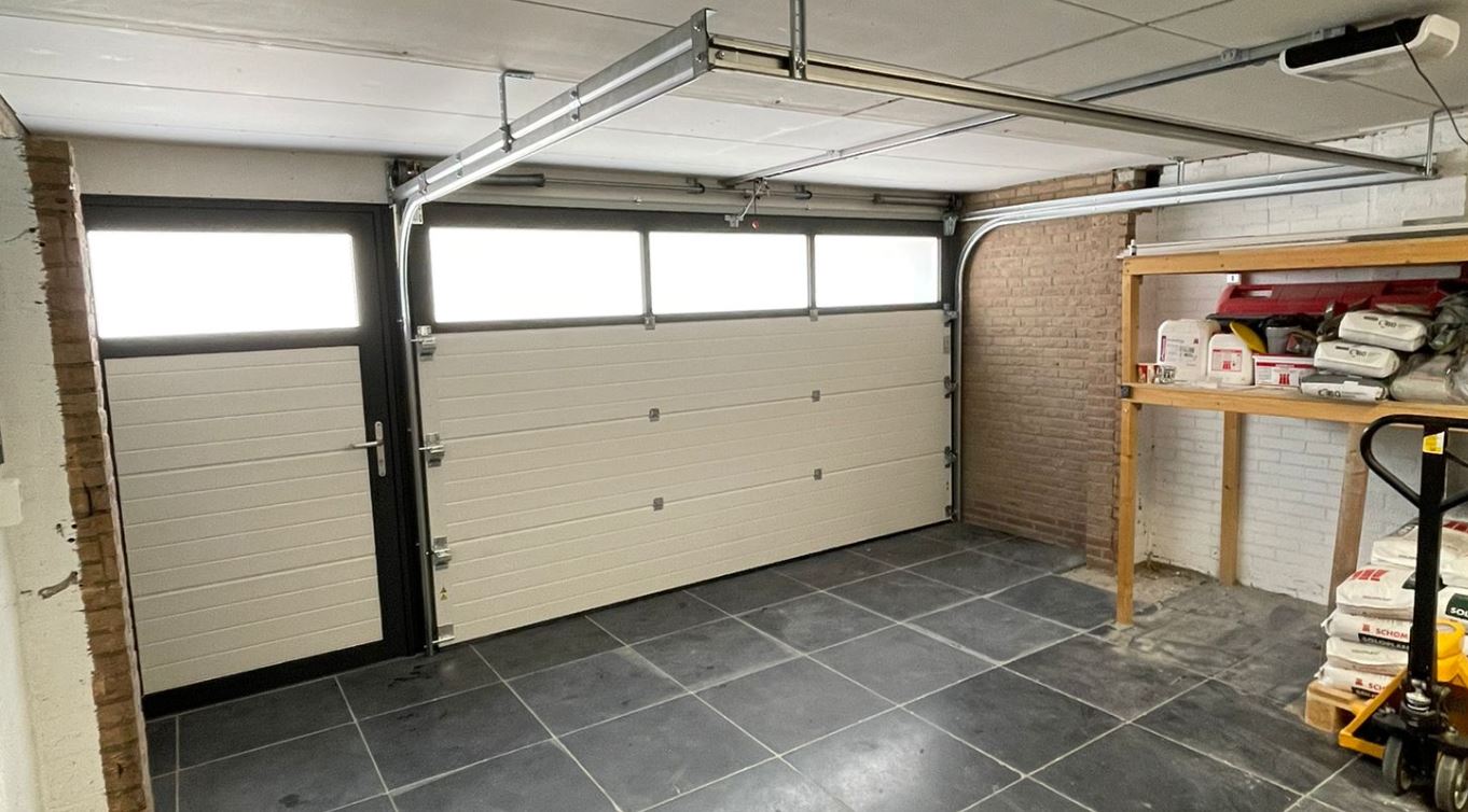 Prachtige garagedeur met aparte loopdeur - Ton Smit Garage- en ...