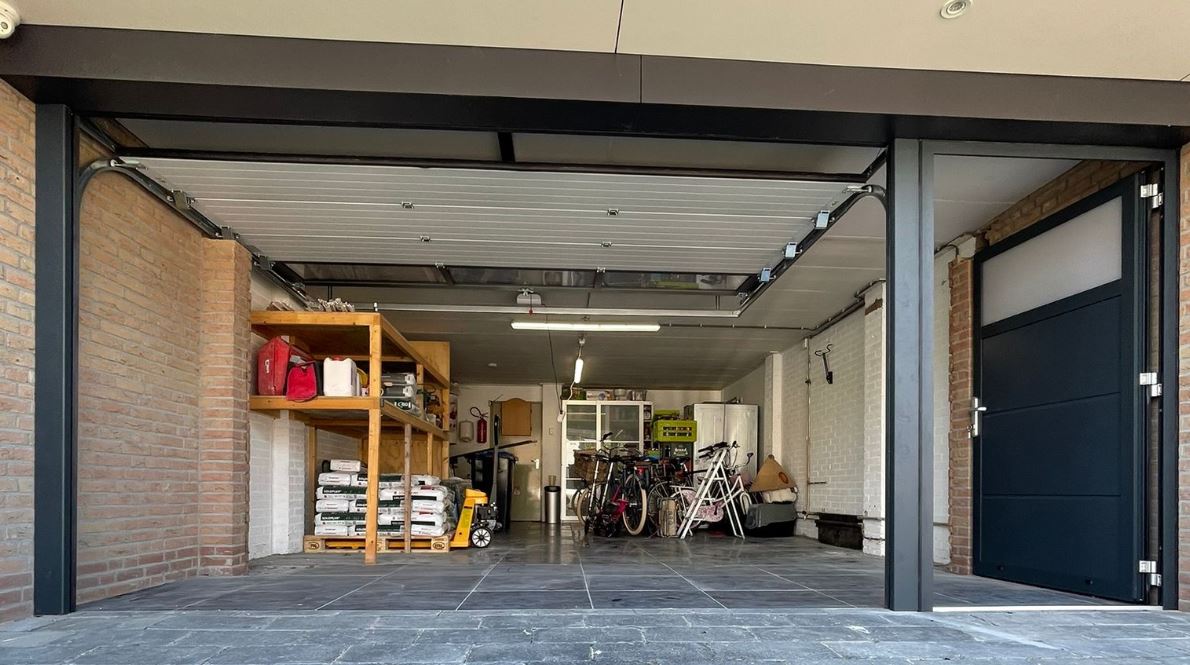 Prachtige garagedeur met aparte loopdeur - Ton Smit Garage- en ...