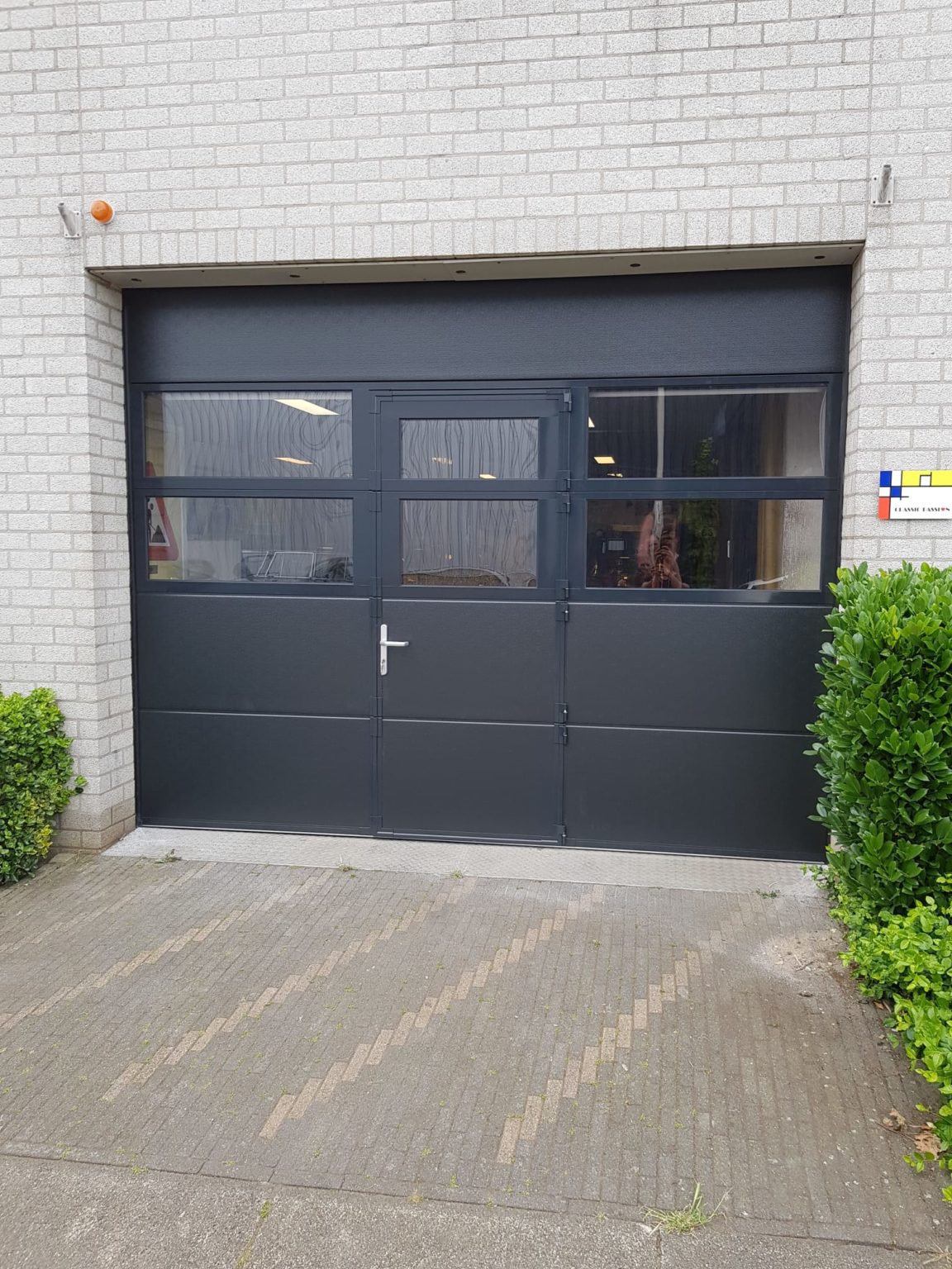 Overheaddeur met loopdeur - Ton Smit Garage- en Bedrijfsdeuren