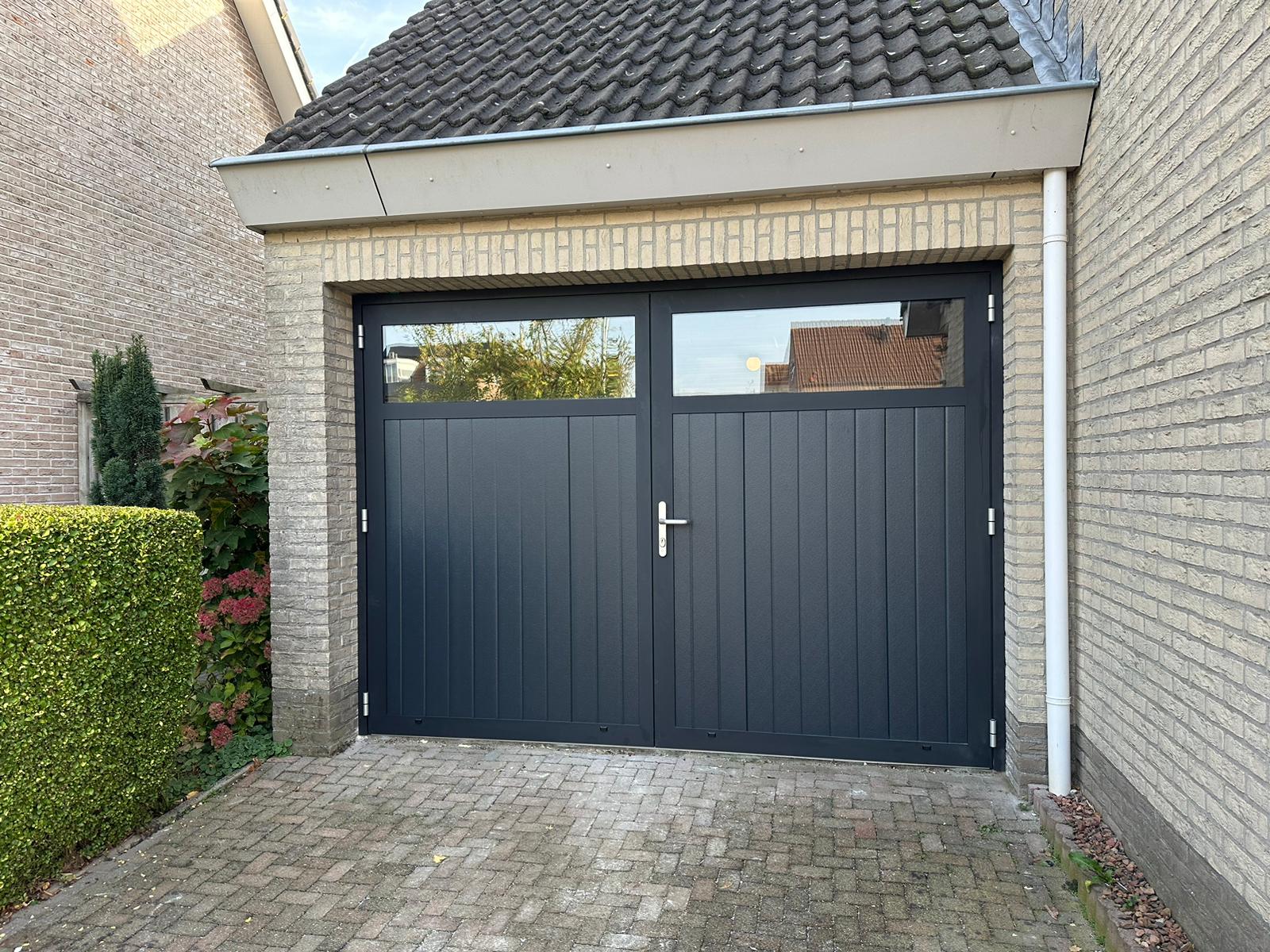 Op zoek naar openslaande garagedeuren? Dit is een mooie deur - Ton Smit ...