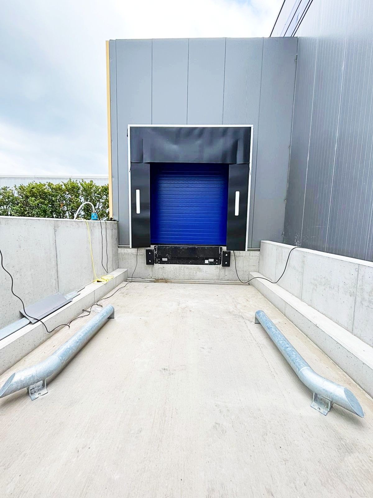 Dock leveller dockdeur shelter - Ton Smit Garage- en Bedrijfsdeuren