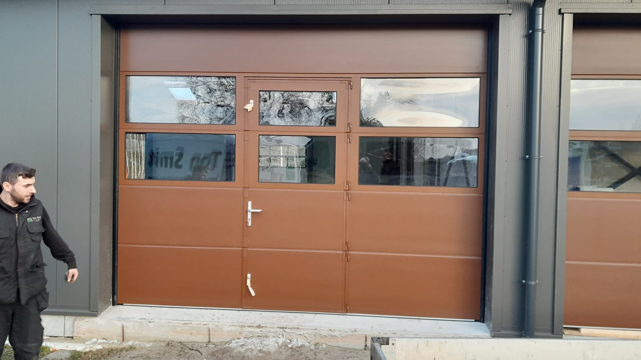 Moderne sectionaaldeuren - Ton Smit Garage- en Bedrijfsdeuren